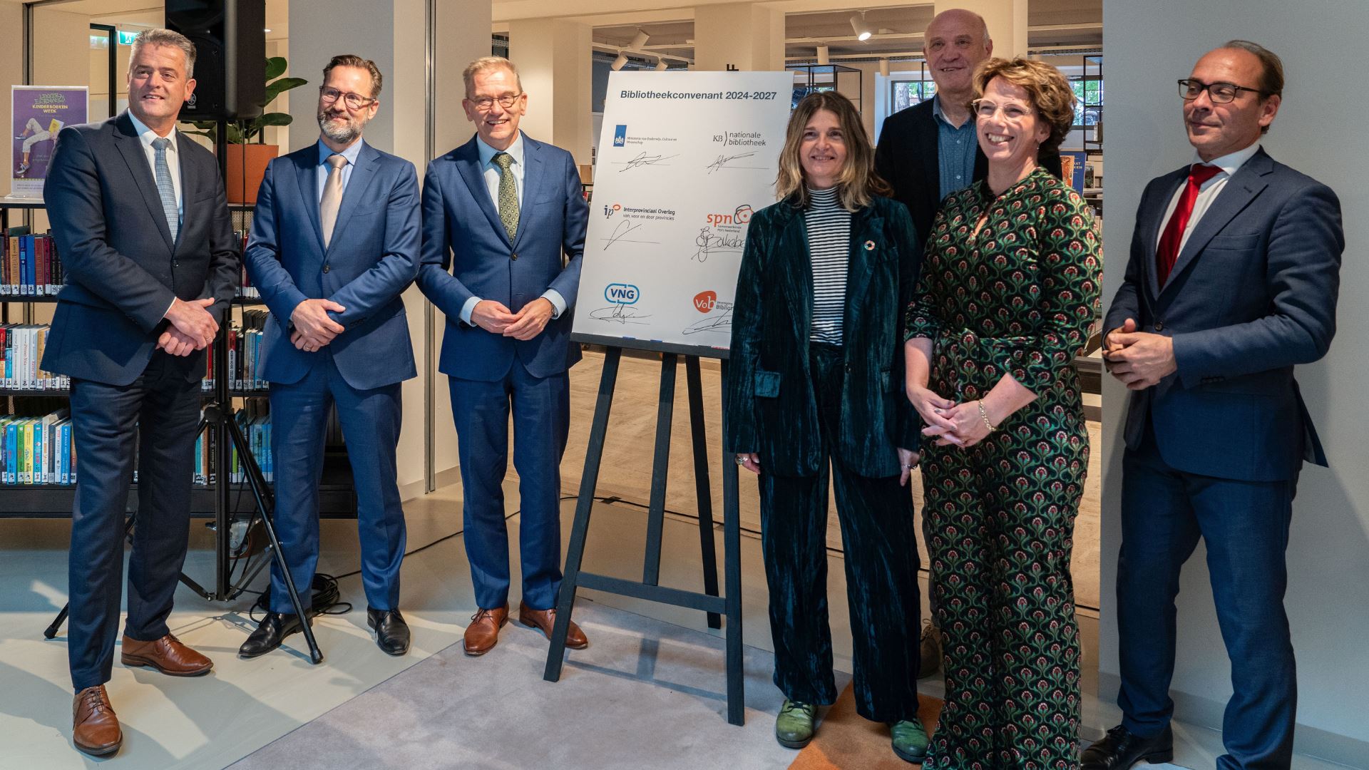 Sjaak Simonse tekent nationaal Bibliotheekconvenant - Provincie Flevoland